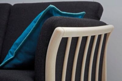 Scandinavische bank van eiken of beukenhout met spijlen